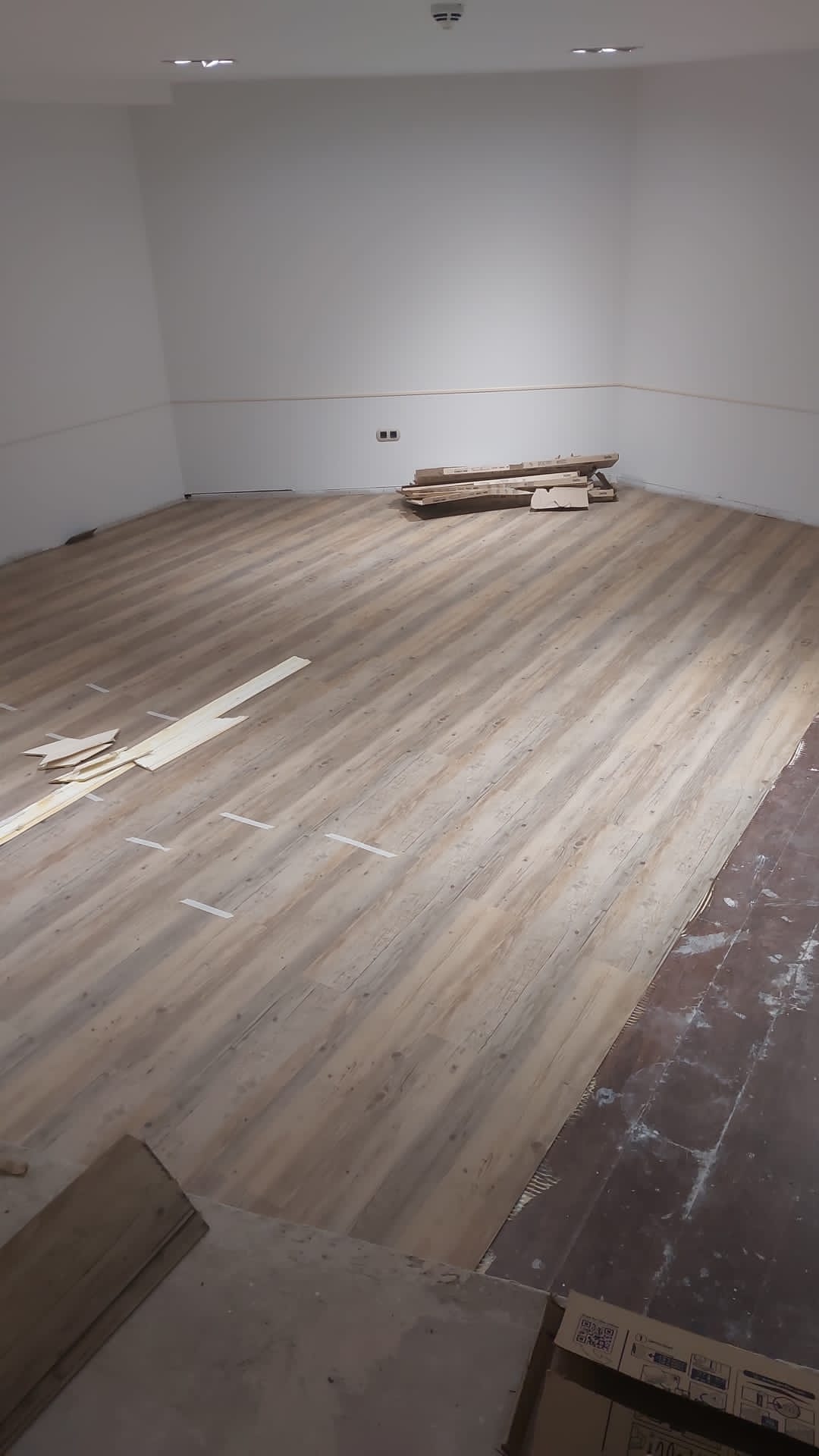 Instalación de tarima laminada sala eventos del hotel Sardinero Madrid ...